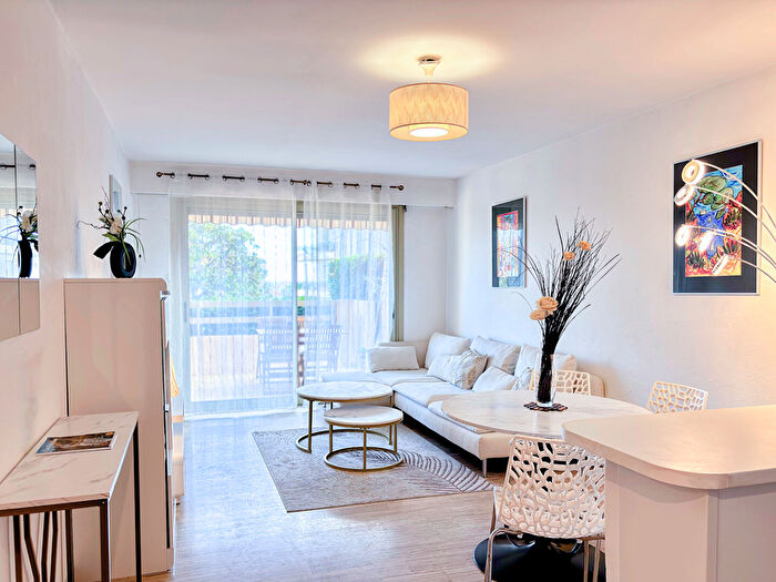 Appartement à vendre - Antibes, Antibes-les-Pins, Trianon, Le Fournel, Peyregoue - 2 pièces - 1 chambre