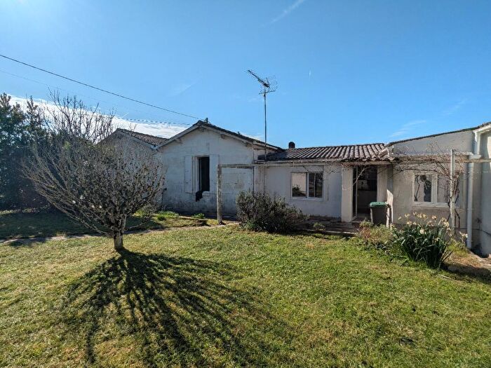 Maison à louer - Cognac, Champ de Foire - 4 pièces - 2 chambres