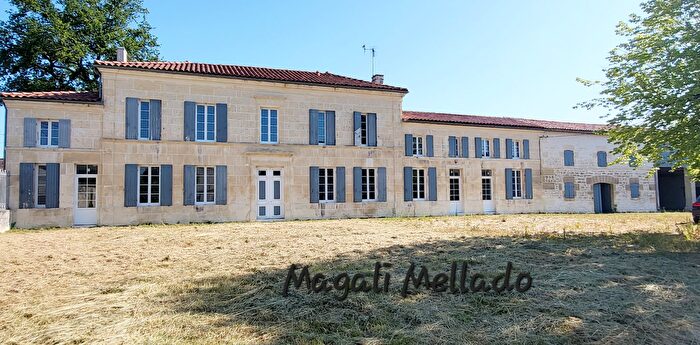 Maison à vendre - Mesnac - 8 pièces - 5 chambres