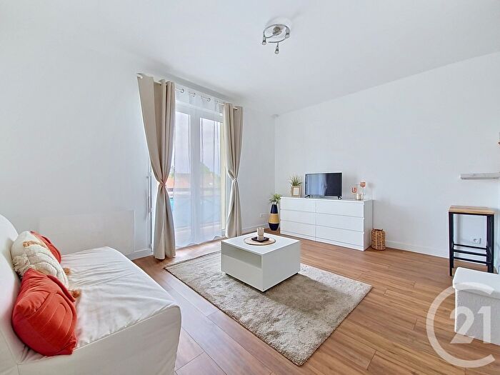 Appartement 1 pièce à louer - Pontault-Combault, Centre commercial