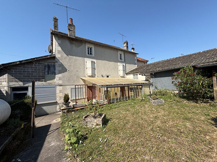 Saint-Laurent-de-Céris - Maison 8 pièces à vendre