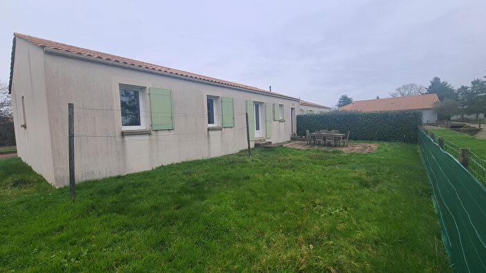 Maison à louer - La Chaize-le-Vicomte - 4 pièces - 3 chambres