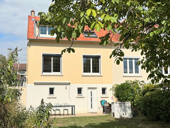 Maison 7 pièces à vendre à Le Mesnil-Saint-Denis