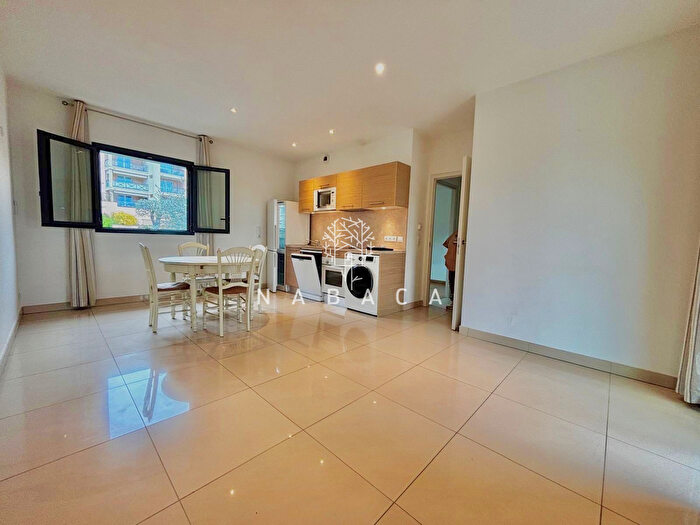 Appartement à louer - Grasse, Saint-Jacques - 2 pièces - 1 chambre