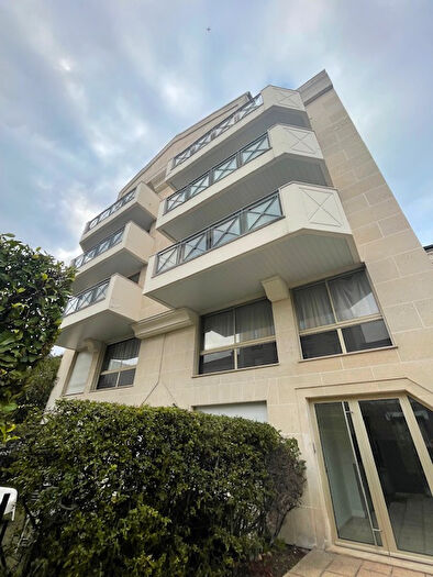 Appartement à louer - Courbevoie, Marceau République - 4 pièces - 3 chambres