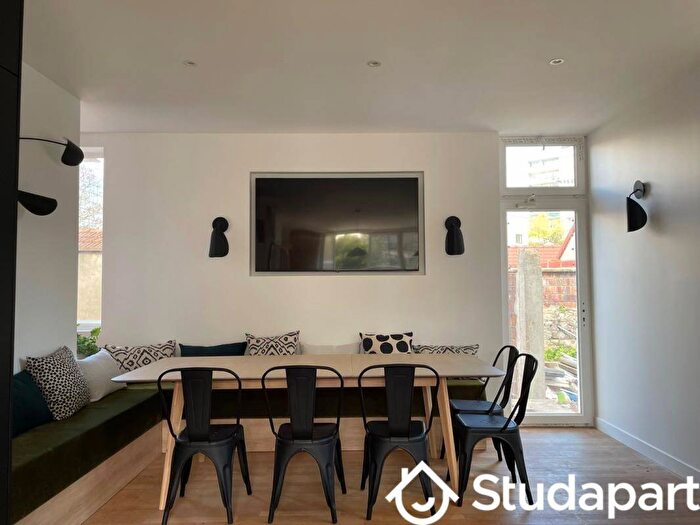 Appartement à louer - Cité Pierre et Marie Curie, Ivry-sur-Seine - 1 pièce - 11 chambres