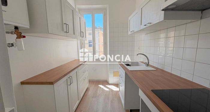 Centre Ville, Carpentras : Appartement 2 pièces à louer