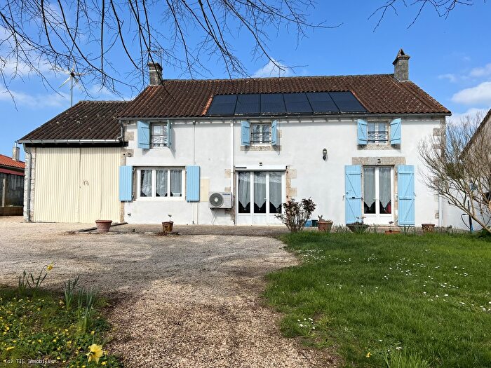 Maison à vendre - Ruffec - 7 pièces - 5 chambres