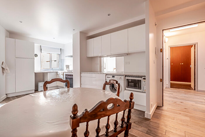 Appartement à vendre - Paris e , Grandes Carrières, Clichy - 4 pièces - 2 chambres