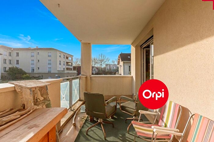 Appartement à vendre - Saint-Priest, Village - 4 pièces - 3 chambres