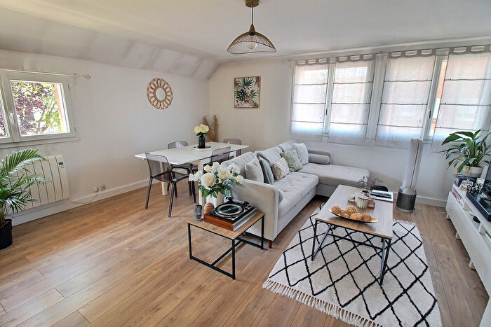 Appartement à louer - Montigny-le-Bretonneux, Plan de lEglise - 3 pièces - 2 chambres