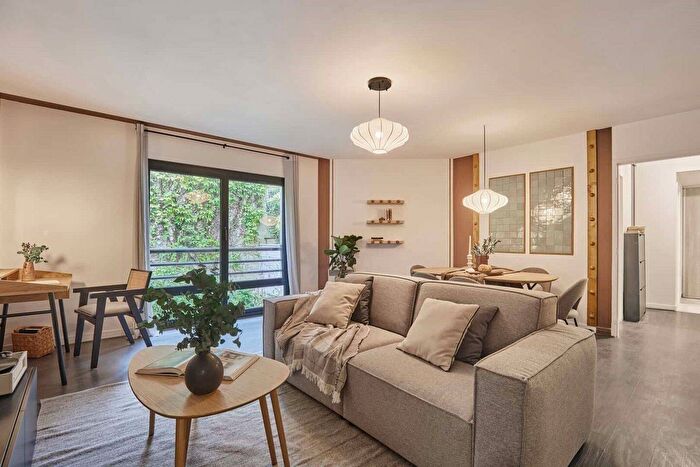 Appartement à louer - Porte Dauphine, Paris ème arrondissement - 2 pièces - 2 chambres