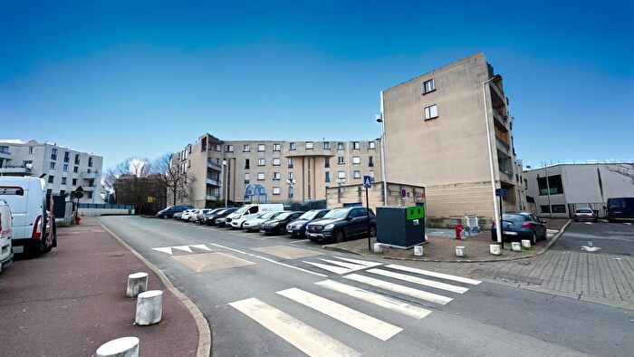 Appartement à vendre - Évry, Les Pyramides - 4 pièces - 3 chambres