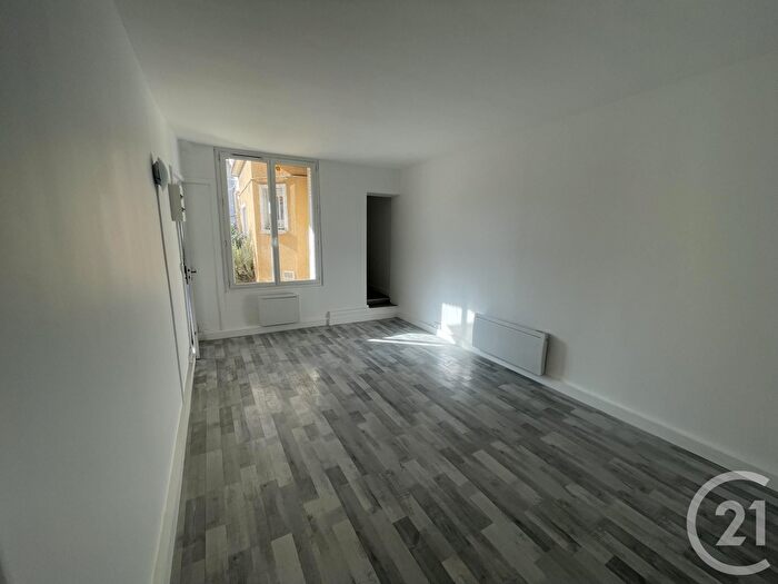 Appartement à louer - Aubervilliers, Landy-Plaine, Marcreus, Pressensé - 1 pièce