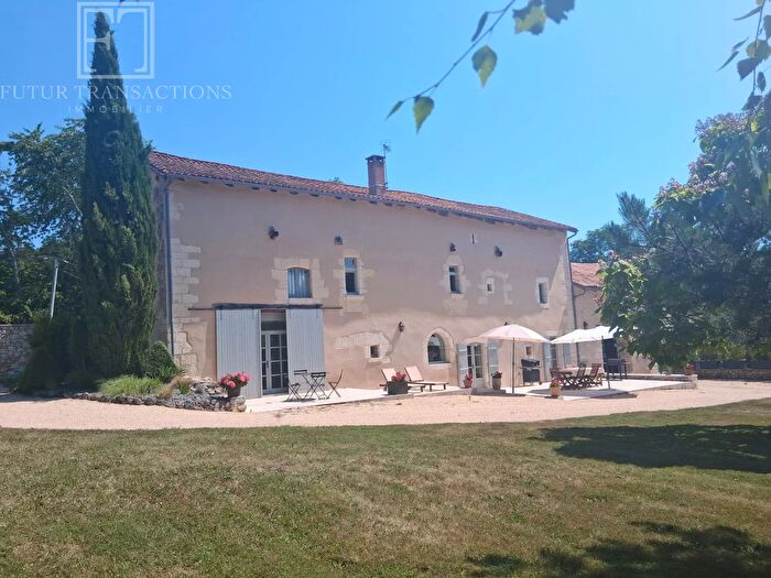 Maison 11 pièces à vendre à Saint-Julien-de-Bourdeilles