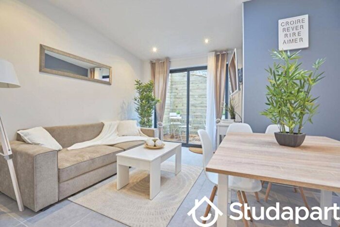 Appartement à louer - Berckem-Kleber-Saint Charles, La Madeleine - 1 pièce - 4 chambres