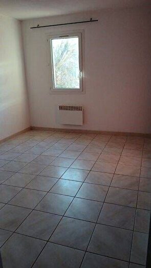 Appartement à louer - Saint-Maximin-la-Sainte-Baume - 2 pièces - 1 chambre