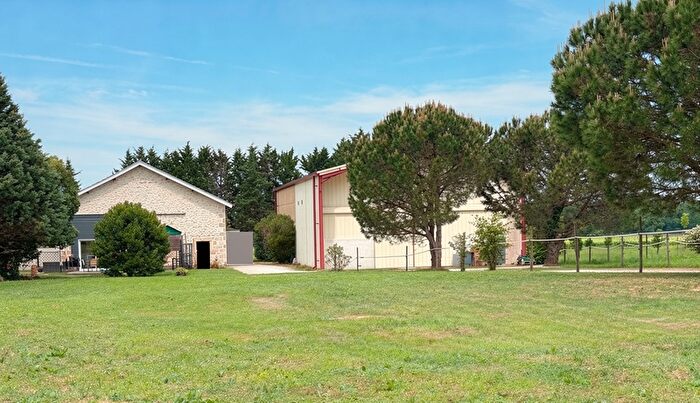 Maison à vendre - Saint-Sulpice-de-Pommiers - 5 pièces - 3 chambres