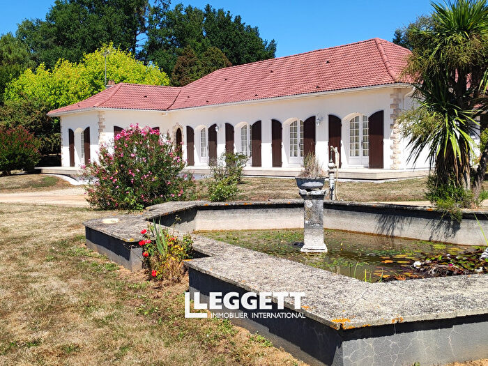 Maison à vendre - Montalembert - 8 pièces - 5 chambres