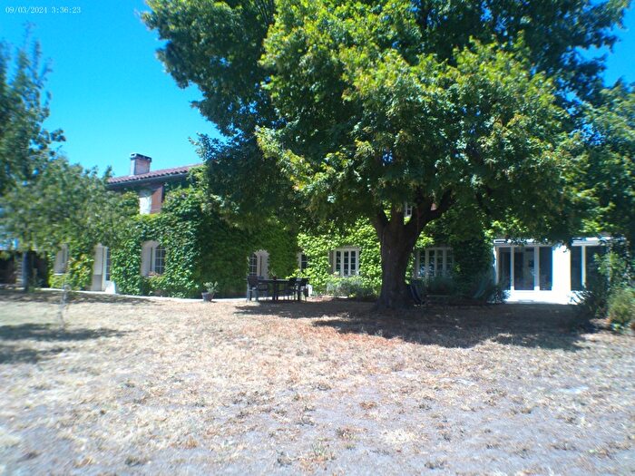 Maison 10 pièces à Châteaubernard, à vendre