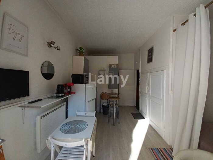 Appartement à louer - Centre Ville, Chambéry - 1 pièce