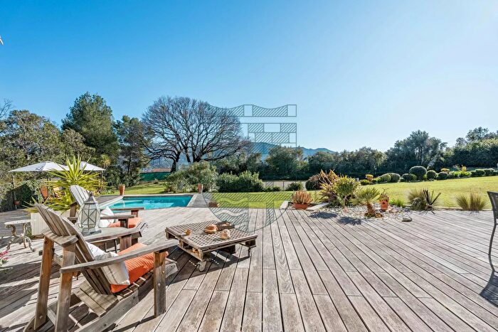 Maison à vendre - Marseille e , Les Trois Lucs - 9 pièces - 6 chambres