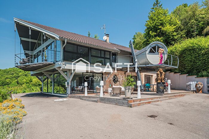 Maison à vendre - Voiron, Centre-ville, Gare - 7 pièces - 4 chambres