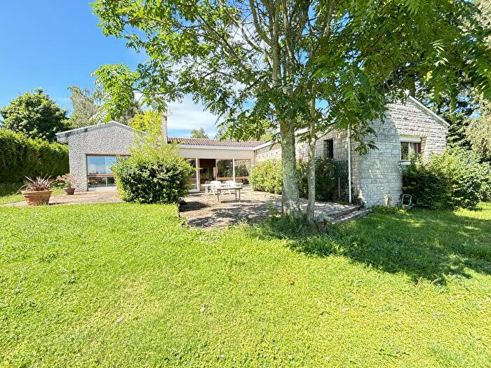 Maison à vendre - Civray - 17 pièces - 5 chambres