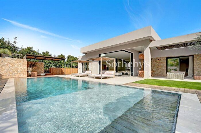 Maison à louer - Aix-en-Provence - 6 pièces - 5 chambres