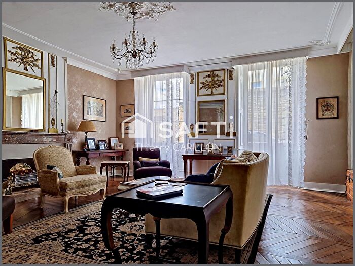 Saint-Maixent-lécole : Maison 13 pièces à vendre