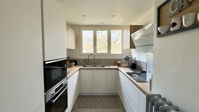 Appartement à vendre - Avrillé - 6 pièces - 4 chambres