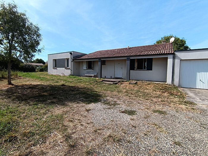 Maison 8 pièces à Le Born, à vendre