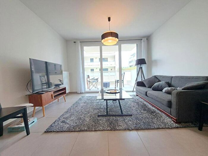 Appartement à louer - Centre Ville Est, Bourgoin-Jallieu - 2 pièces - 1 chambre