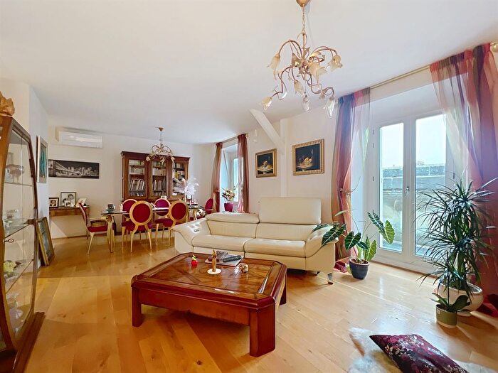 Appartement à vendre - Reims, Centre-ville - 4 pièces - 2 chambres