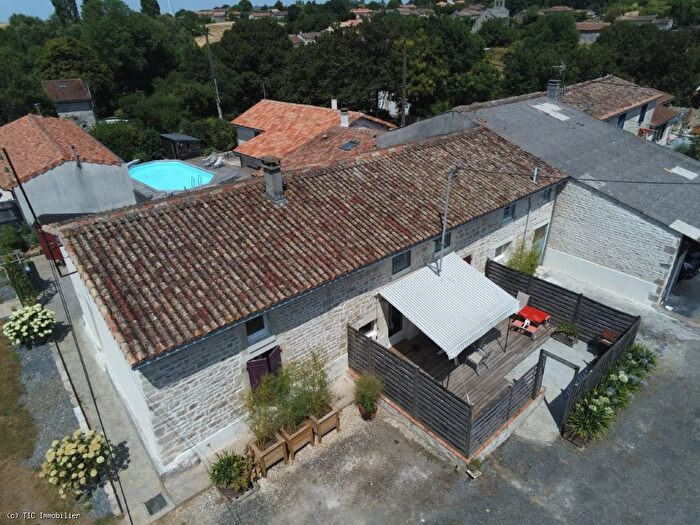Maison 8 pièces à Villefagnan, à vendre