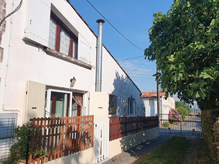 Chenac-Saint-Seurin-d'Uzet : Maison 4 pièces à vendre