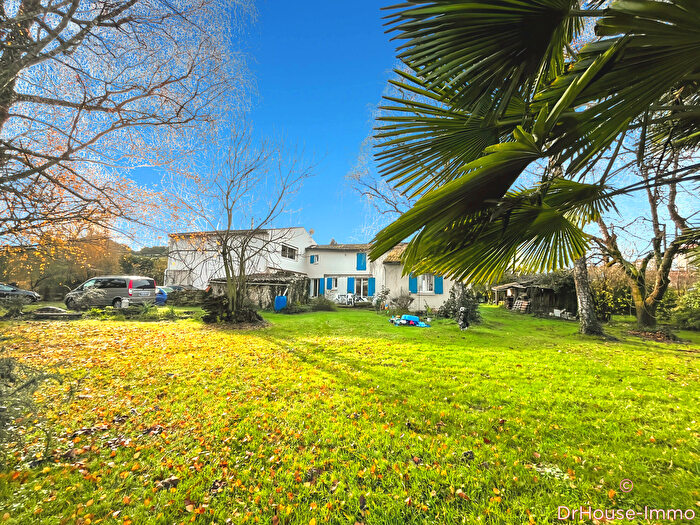 Maison à vendre - Meursac - 11 pièces - 6 chambres