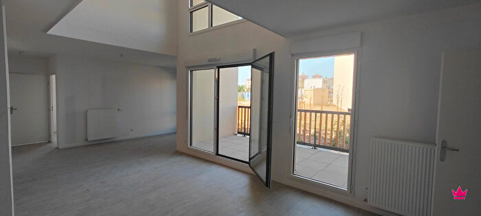 Appartement à vendre - Vénissieux, Centre-ville - 5 pièces - 3 chambres