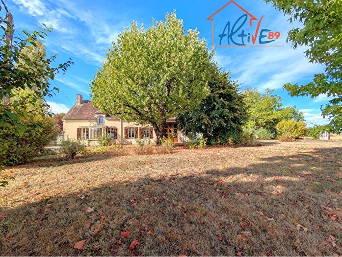 La Celle-Saint-Cyr : Maison 5 pièces à vendre