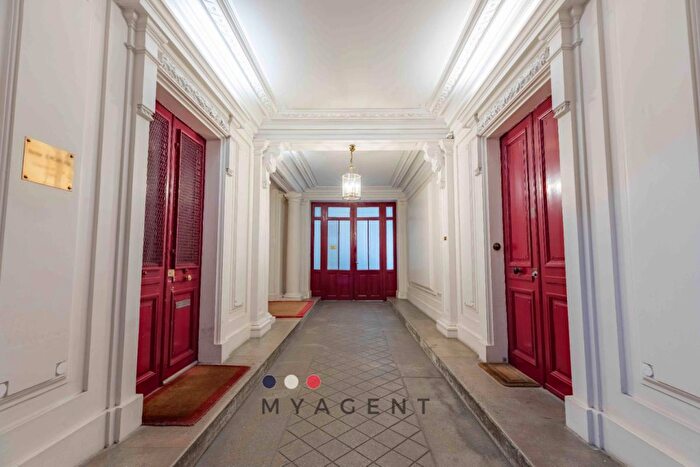Appartement 1 pièce à Paris 8ème, Mairie, à vendre