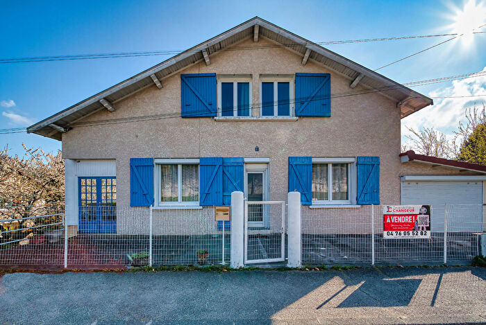 Maison à vendre - Voiron, Centre-ville, Gare - 6 pièces - 5 chambres