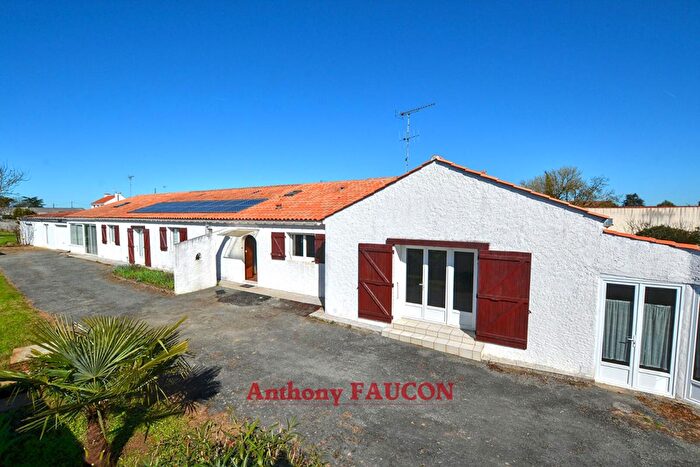 Maison à vendre - Les Magnils-Reigniers - 6 pièces - 3 chambres