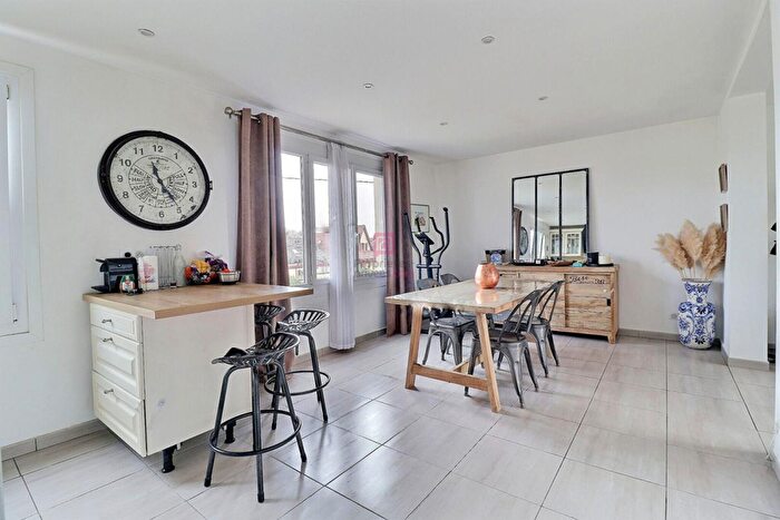 Appartement à vendre - Sainte-Geneviève-des-Bois, Saint-Hubert - 4 pièces - 2 chambres