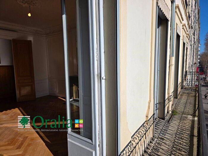 Appartement à louer - Confluence, Lyon ème arrondissement - 4 pièces - 3 chambres