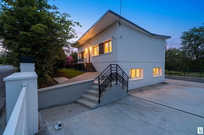 Ouest, Le Mesnil-Esnard : Maison 8 pièces à louer