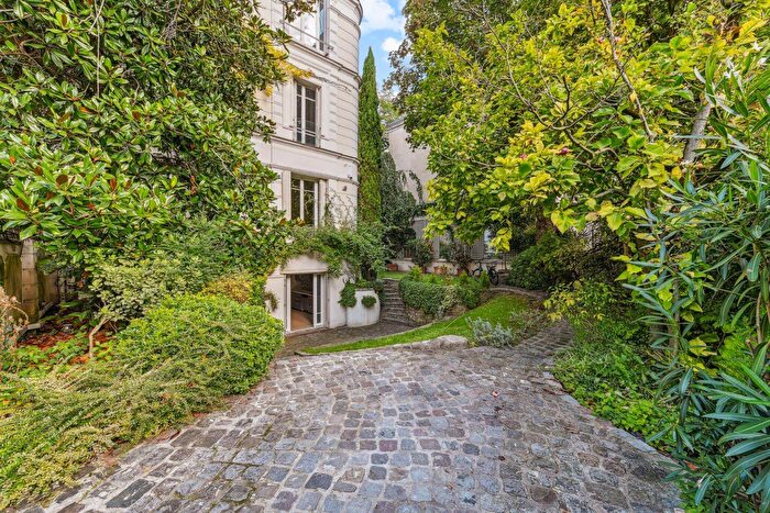 Appartement à louer - Porte Dauphine, Paris ème arrondissement - 9 pièces - 5 chambres