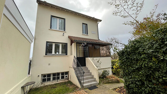 Maison à louer - Saint-Germain-en-Laye, Hennemont - 5 pièces - 4 chambres