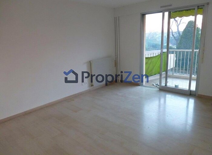 Appartement à louer - Vieille Ville, Antibes - 1 pièce