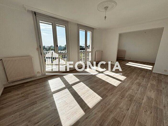 Collectif, Saint-Cyr-sur-Loire : Appartement 4 pièces à louer