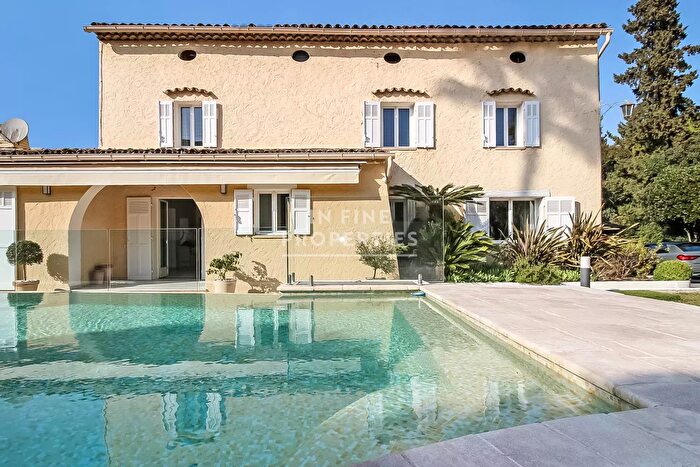 Maison à vendre - Mougins, Centre-ville, Village, Tournamy, Le Val de Mougins - 7 pièces - 4 chambres